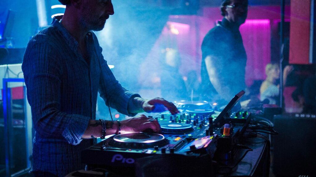Exploring the Evolution of Electronic Dance Music Genres | The Country ...